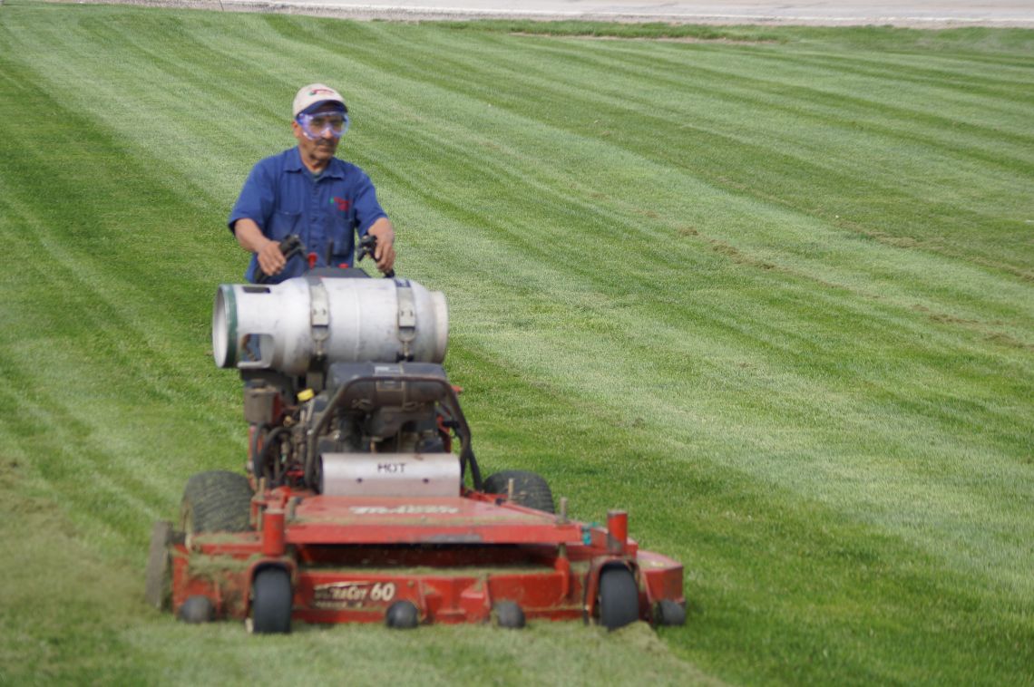 Mowing 101- St. Louis Commercial Lawn Maintenance | Bluegrass Lawncare
